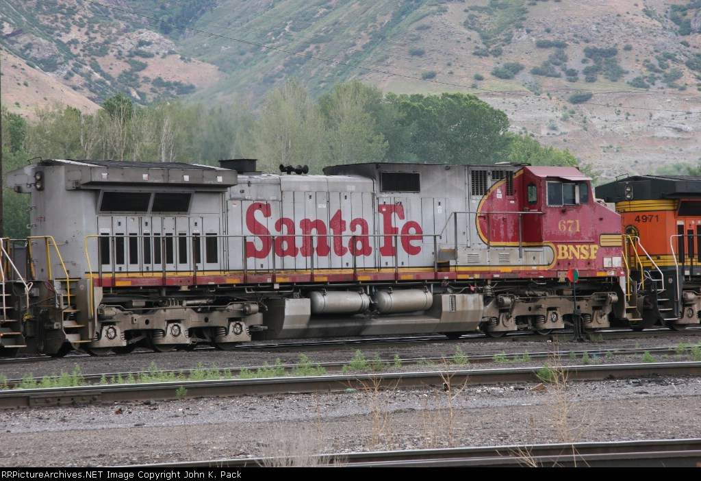 BNSF 671